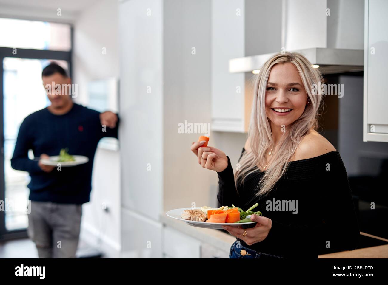 mixed race couple healthy eating Stock Photo - Alamy