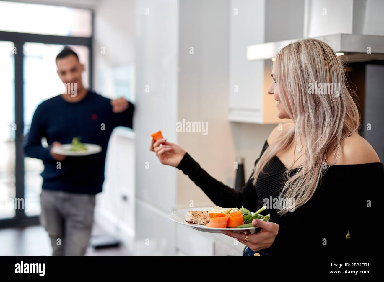 mixed race couple healthy eating Stock Photo - Alamy