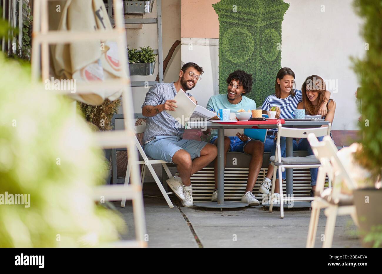 Students working together outside hi-res stock photography and images ...