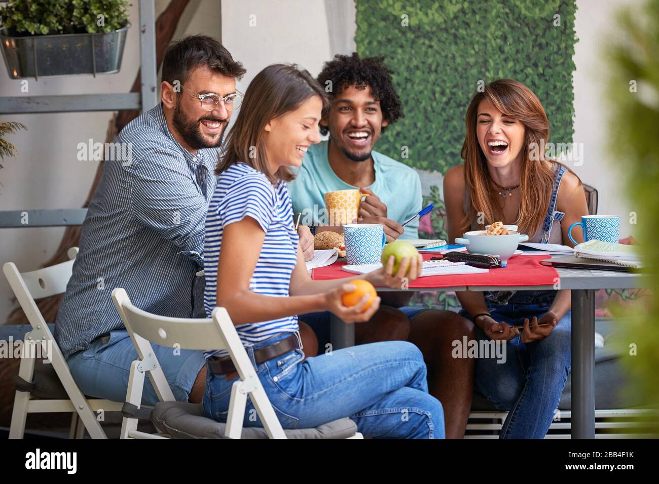 Friends outdoor hi-res stock photography and images - Alamy