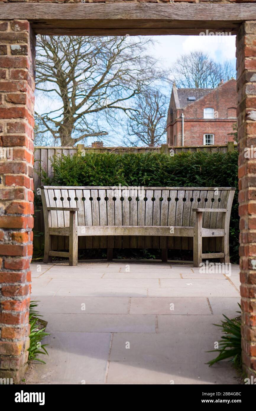 Curved bench hi-res stock photography and images - Alamy