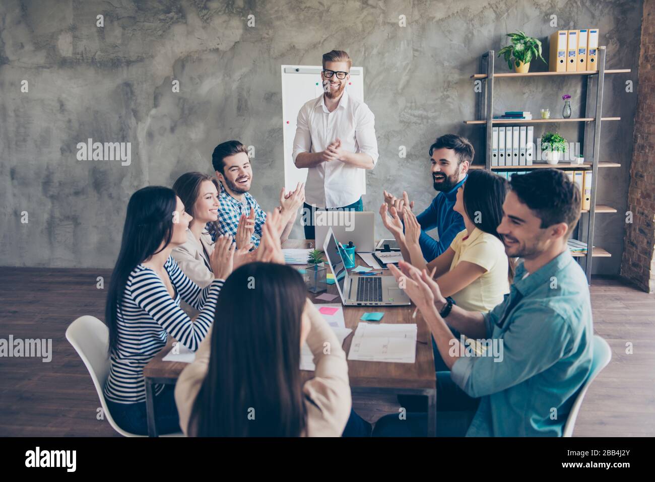 Happy students clapping hands hi-res stock photography and images - Alamy
