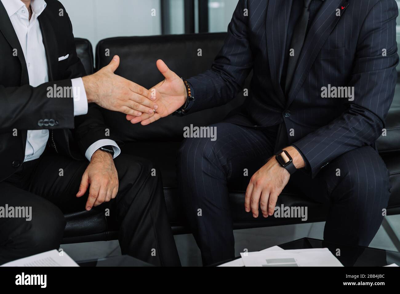 Businessmen making contract hi-res stock photography and images - Alamy