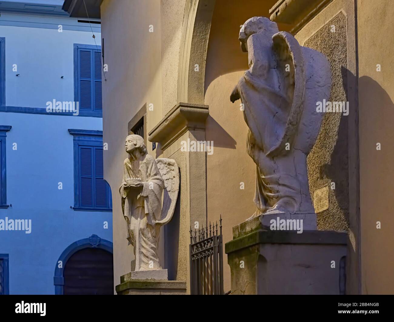 Entrance gate sculpture statues hi-res stock photography and images - Alamy