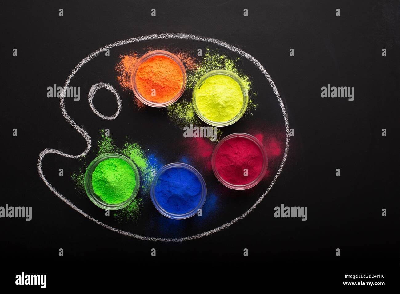 Dry paint in palette with drawn chalk Stock Photo - Alamy