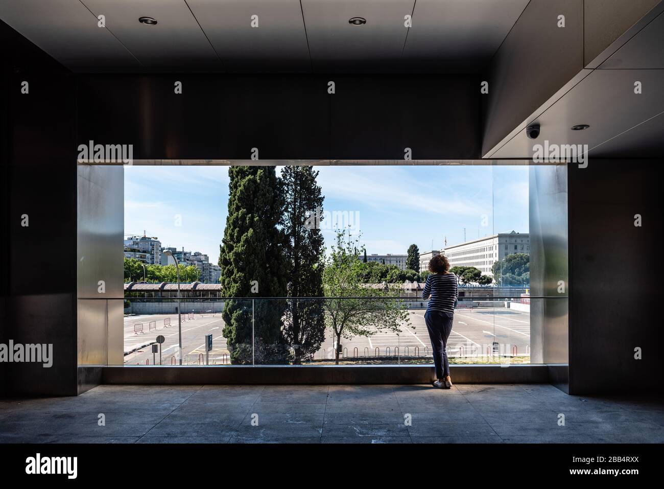 People watching balcony street hi-res stock photography and images - Alamy