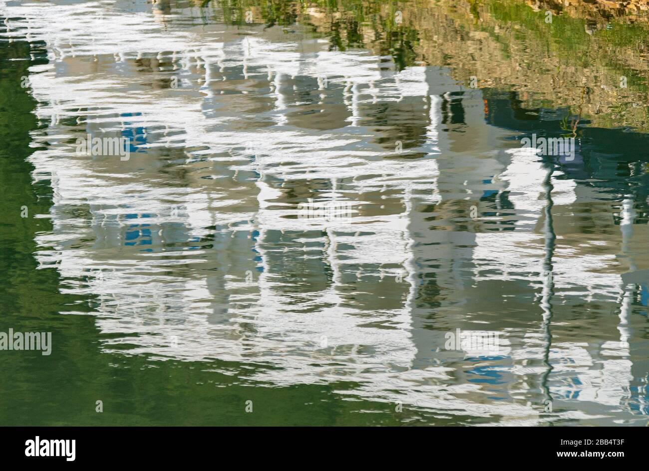 rippled reflection of bright white building Stock Photo - Alamy