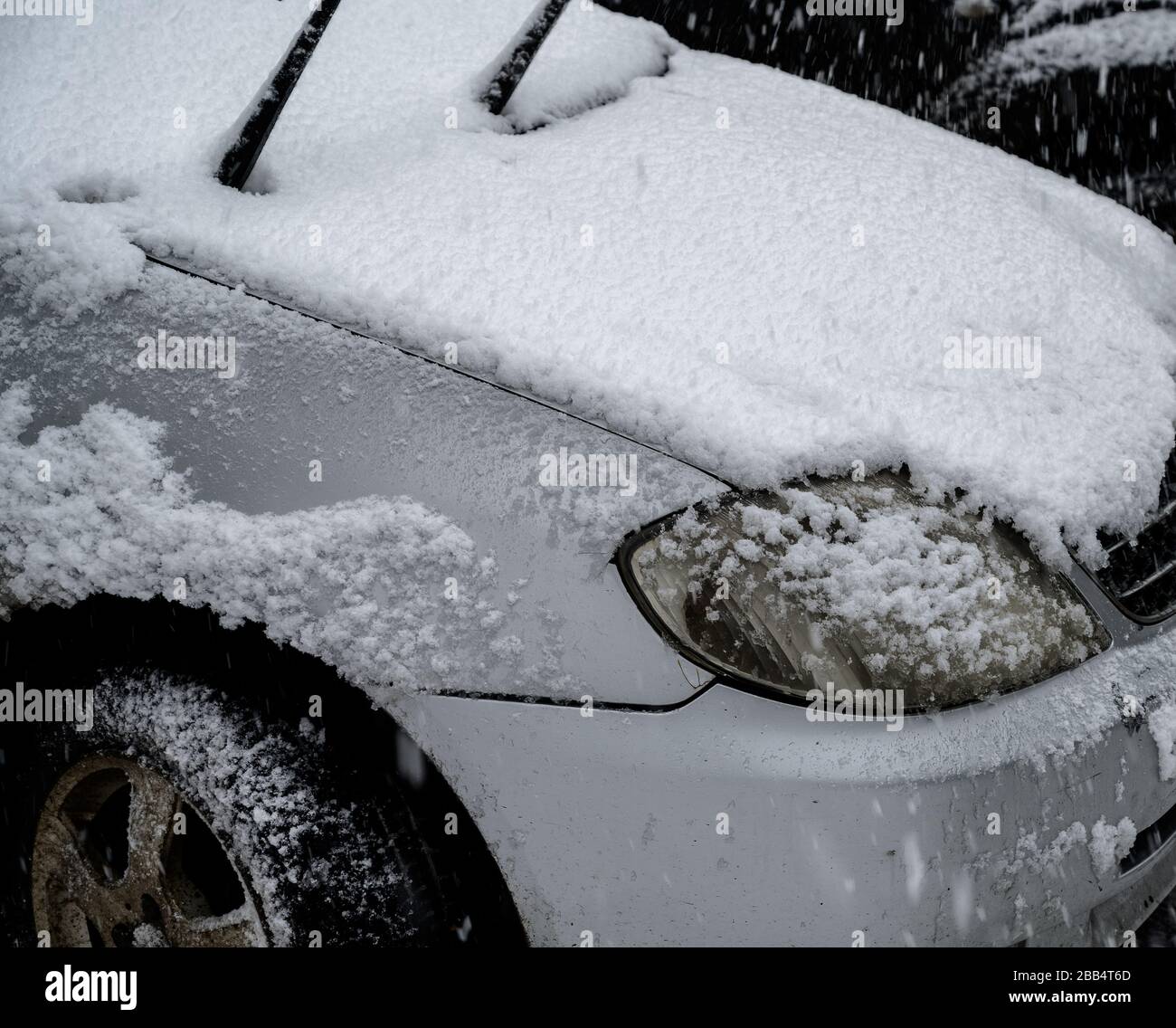 Car buried under snow hi-res stock photography and images - Alamy