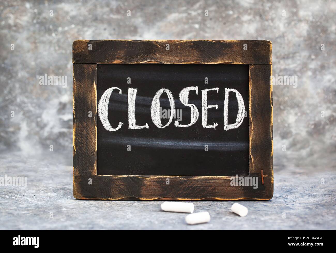 Notice board with message closed Stock Photo - Alamy