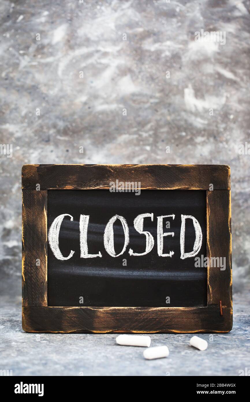 Notice board with message closed Stock Photo - Alamy