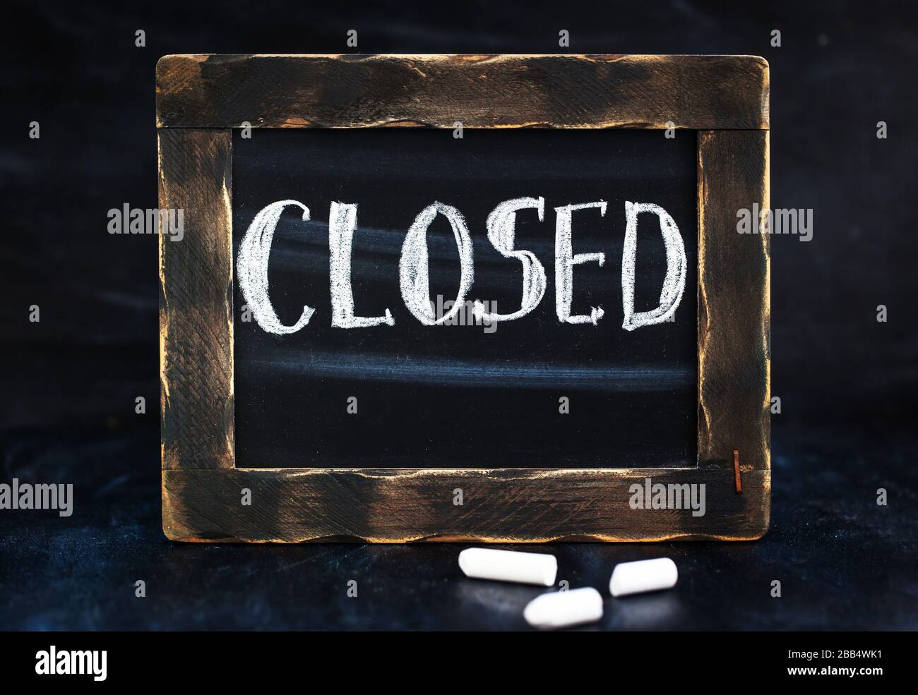 Notice board with message closed Stock Photo - Alamy