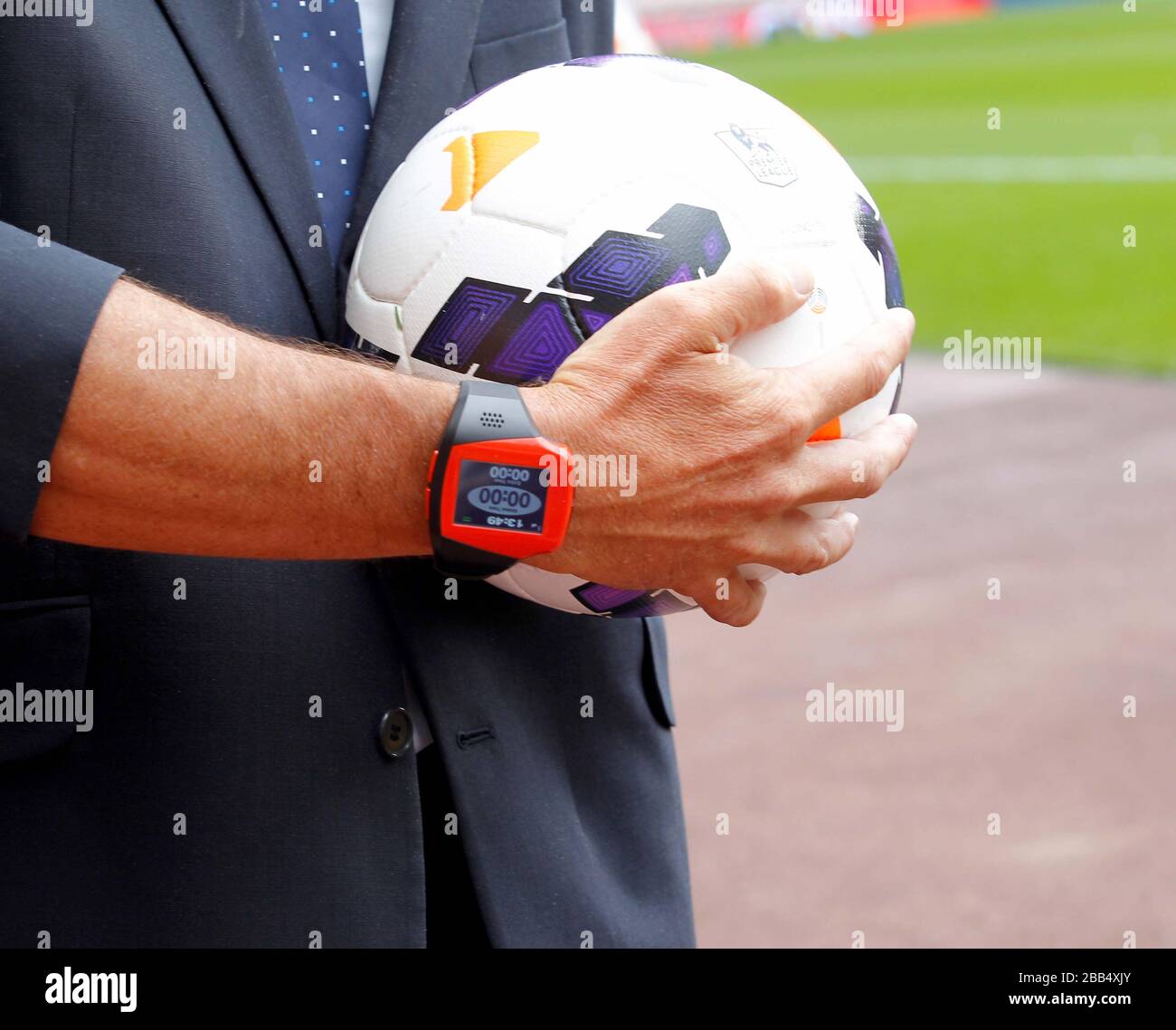 Referee Neil Swarbrick testing the 'Hawkeye' goal line technology Stock ...