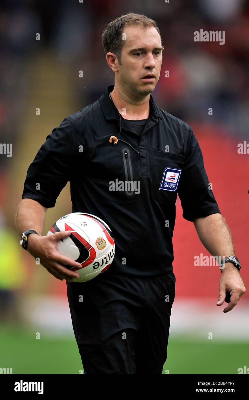 Referee Jeremy Simpson Stock Photo - Alamy