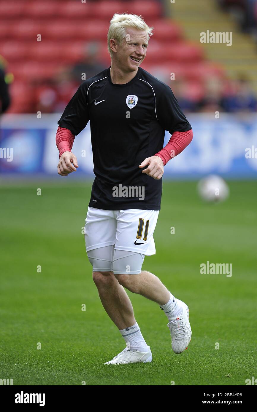 Barnsley's David Perkins during the warm up Stock Photo - Alamy