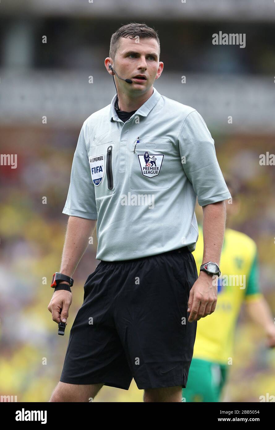 Michael oliver referee hi-res stock photography and images - Alamy