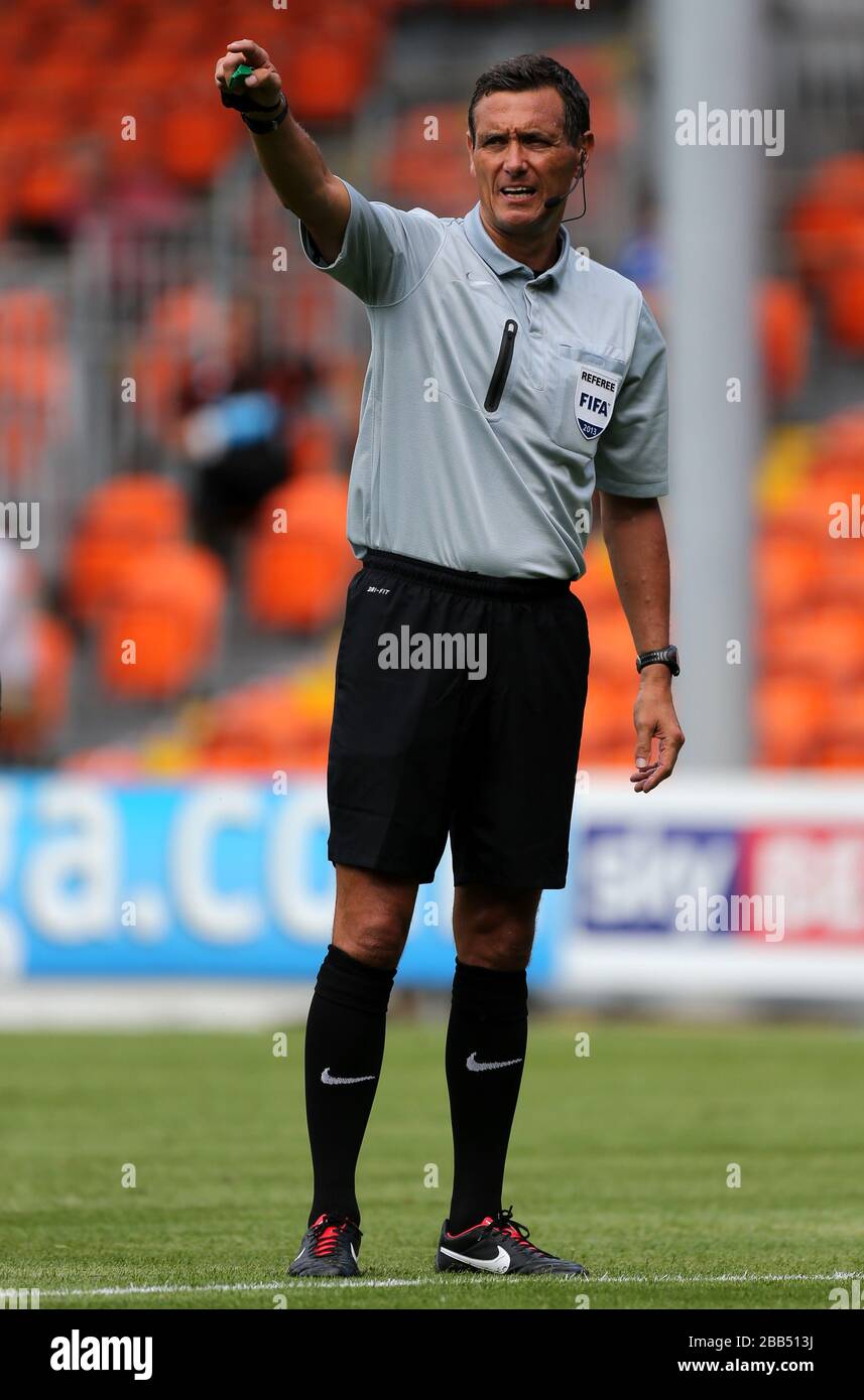 Referee Andre Marriner Stock Photo - Alamy