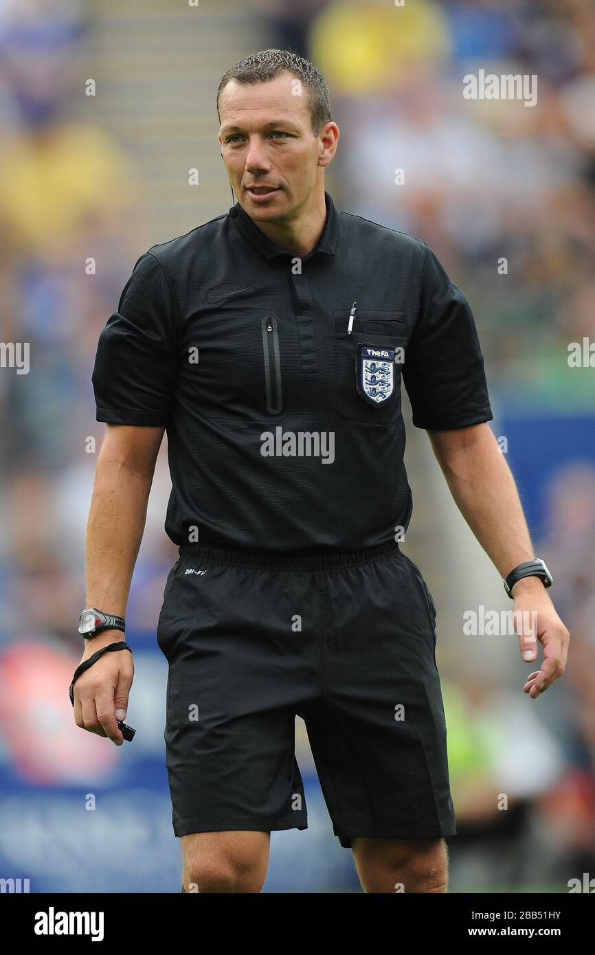 Kevin Friend, referee Stock Photo - Alamy