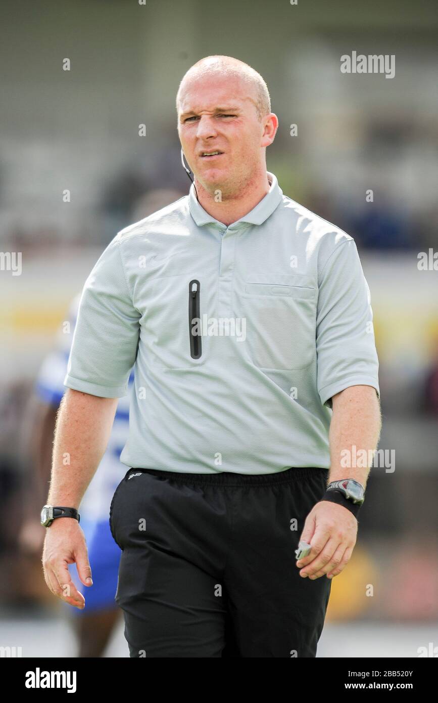 Simon hooper referee hi-res stock photography and images - Alamy