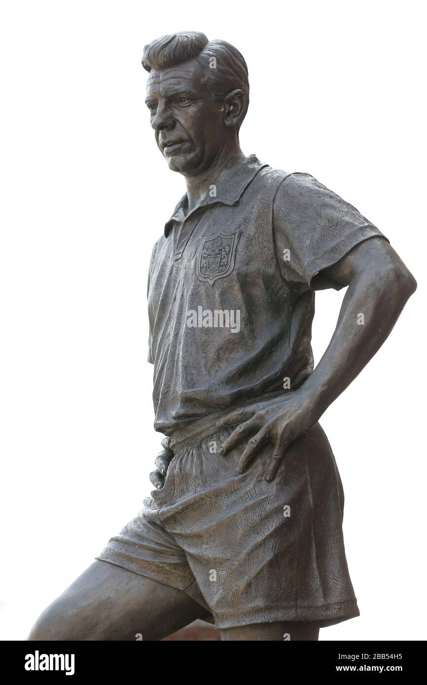 The statue of Fulham legend Johnny Haynes outside Craven Cottage Stock ...