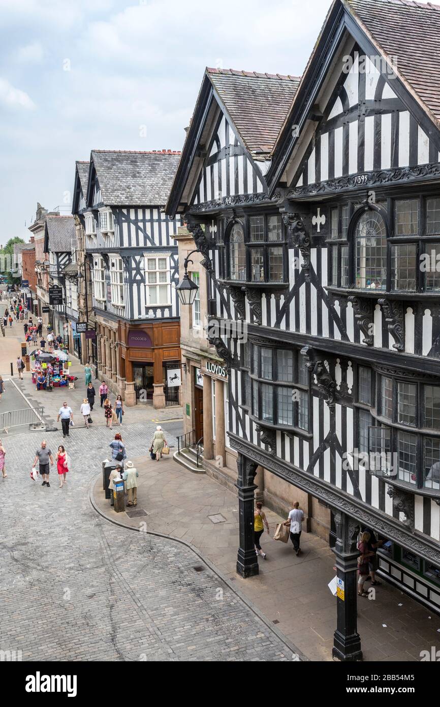 Busy shopping street with timbered buildings, Chester, Cheshire ...