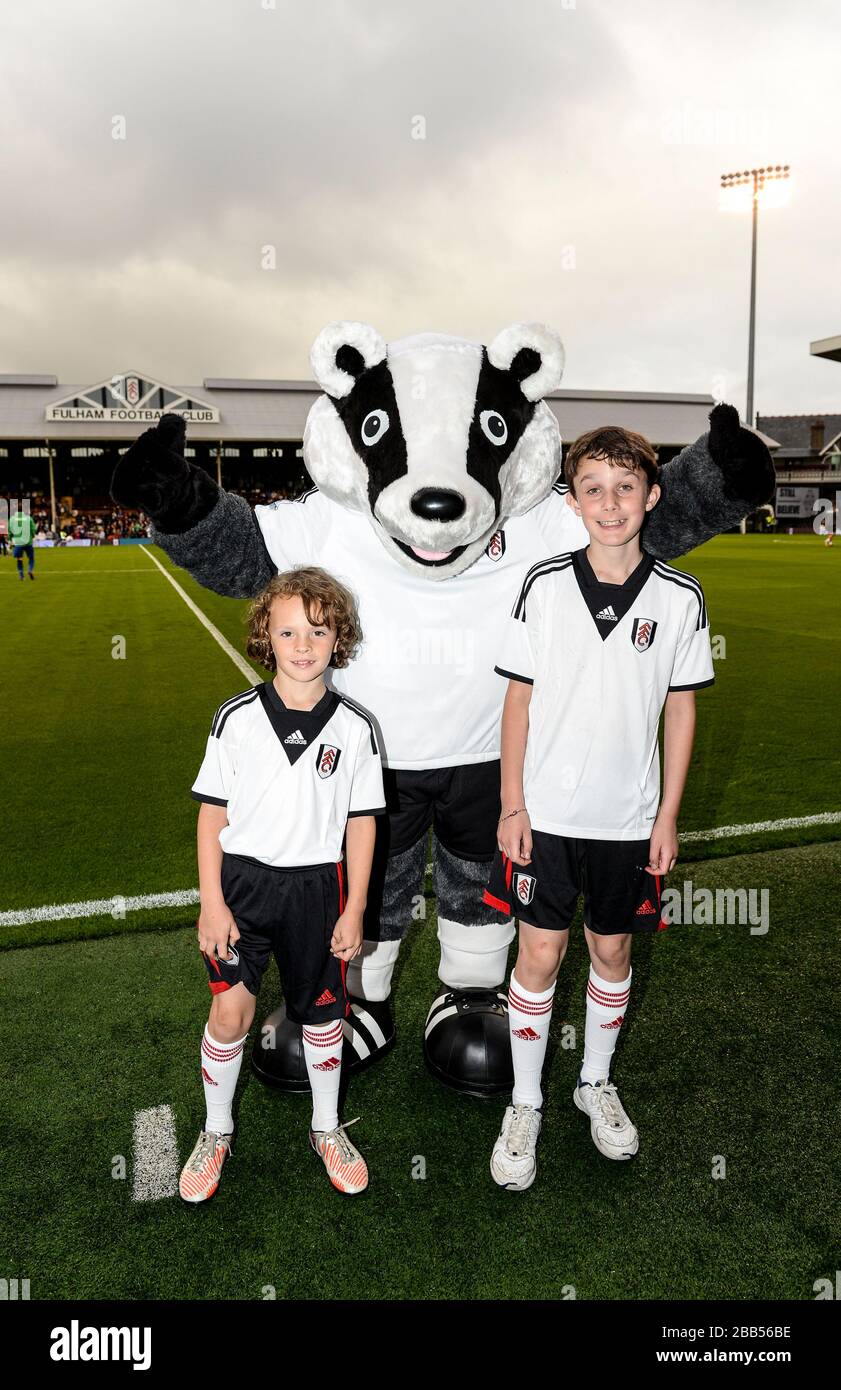 Full length matchday hi-res stock photography and images - Alamy