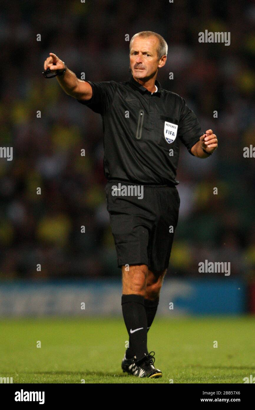 Martin Atkinson, referee Stock Photo - Alamy
