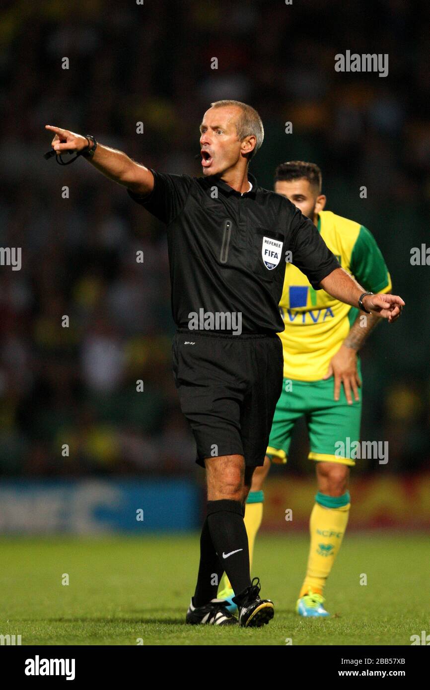 Martin Atkinson, referee Stock Photo - Alamy