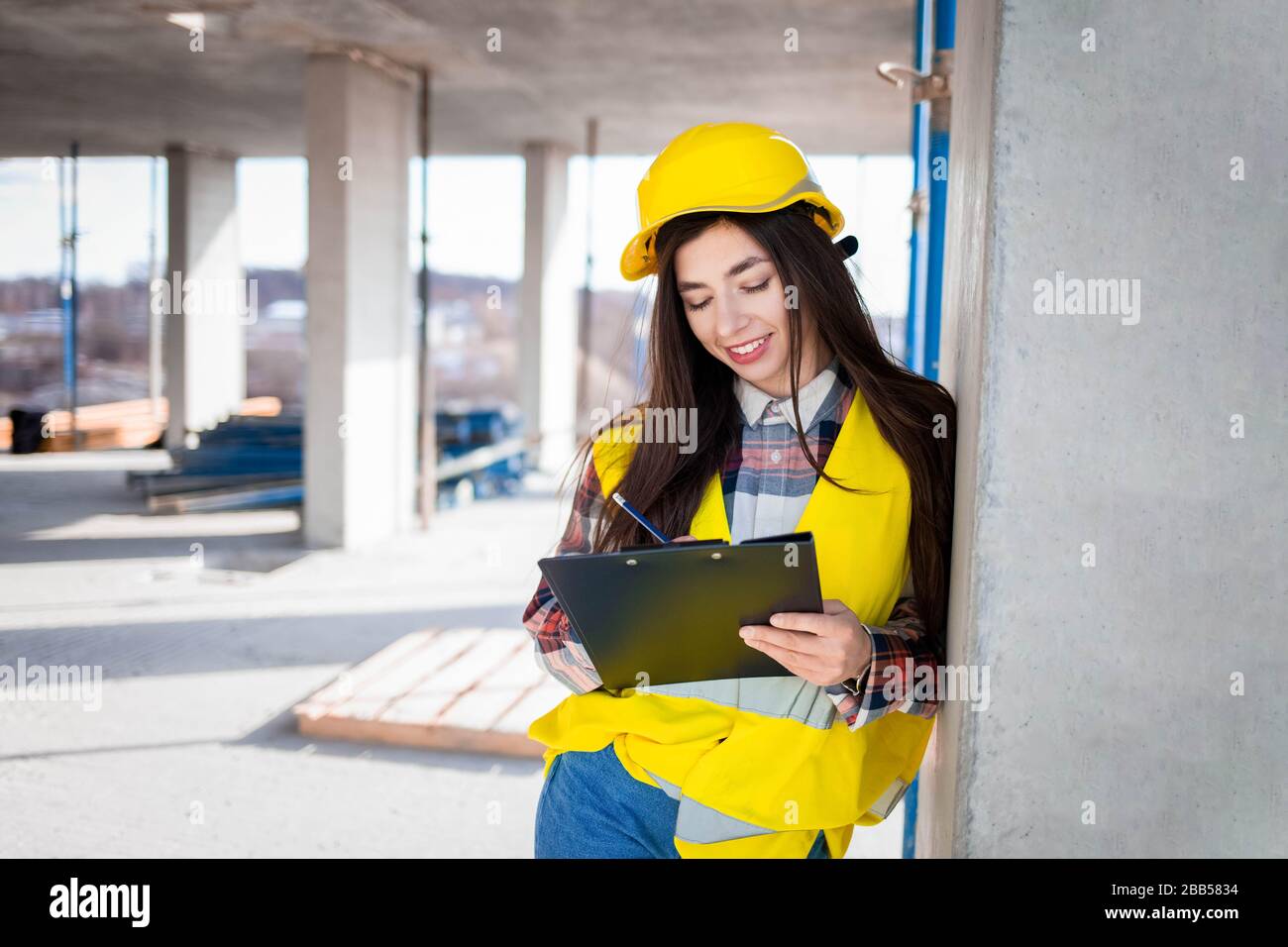 Worker filling out documents hi-res stock photography and images - Alamy