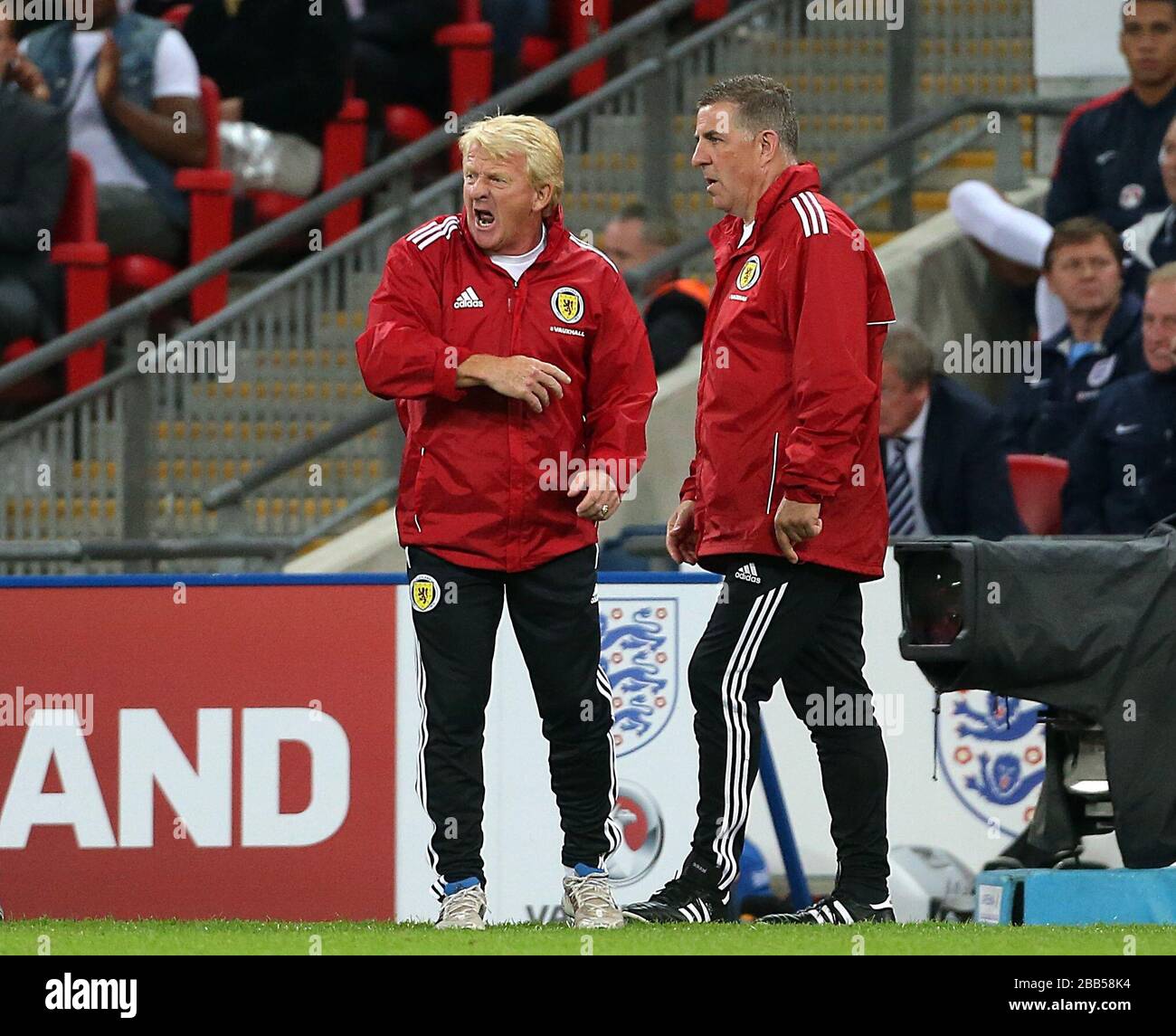 Scotland manager Gordon Strachan (left) on the touchline Stock Photo ...