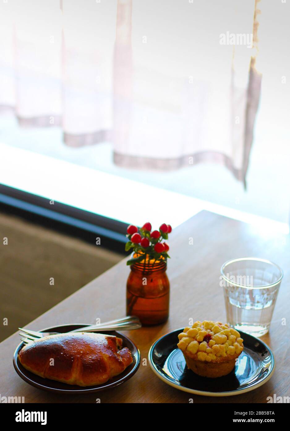 Light sunny corner through the curtain for breakfast, light food ...