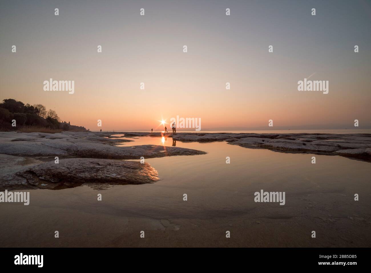Flat rocks hi-res stock photography and images - Alamy