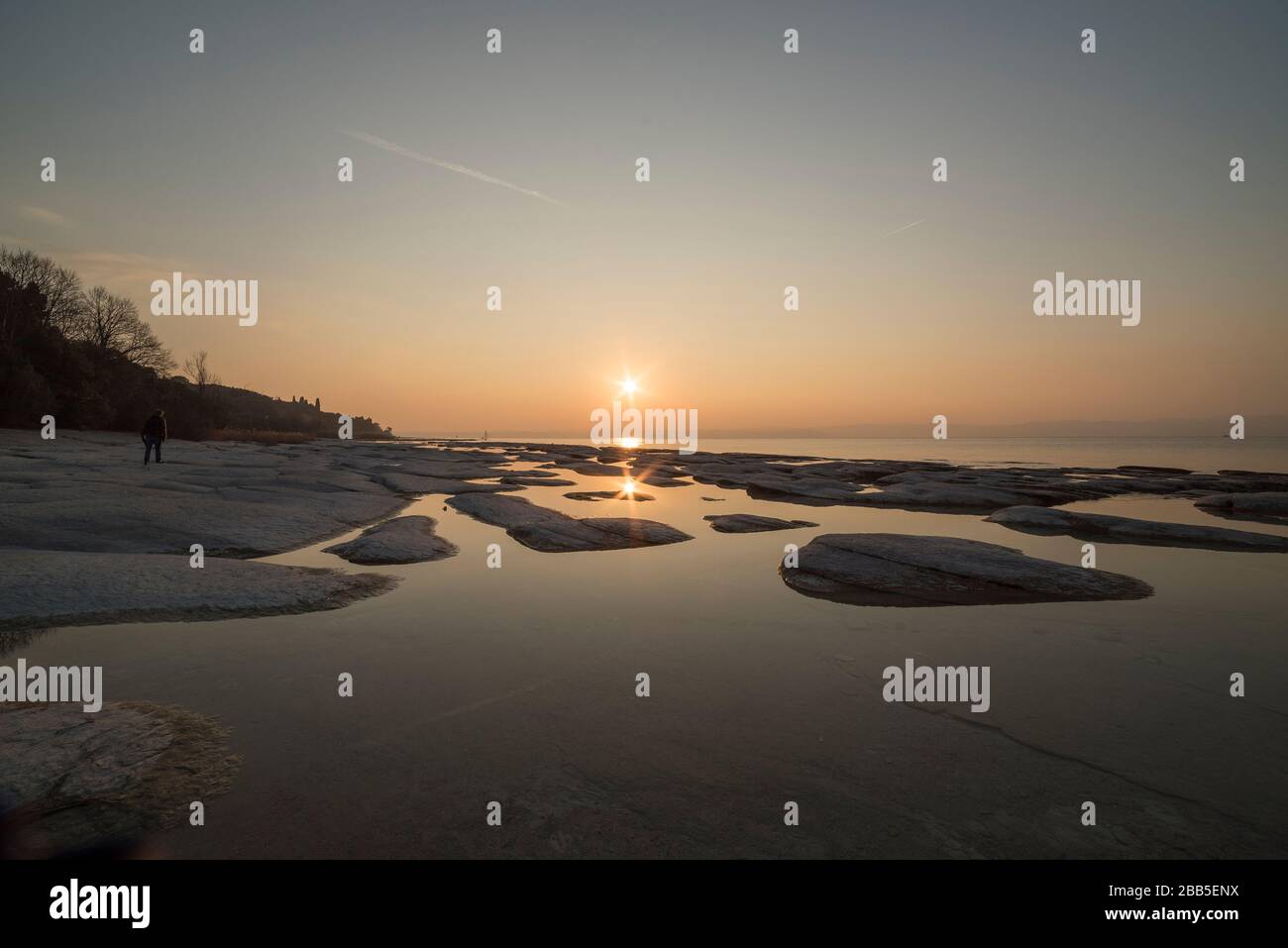 Flat rocks hi-res stock photography and images - Alamy