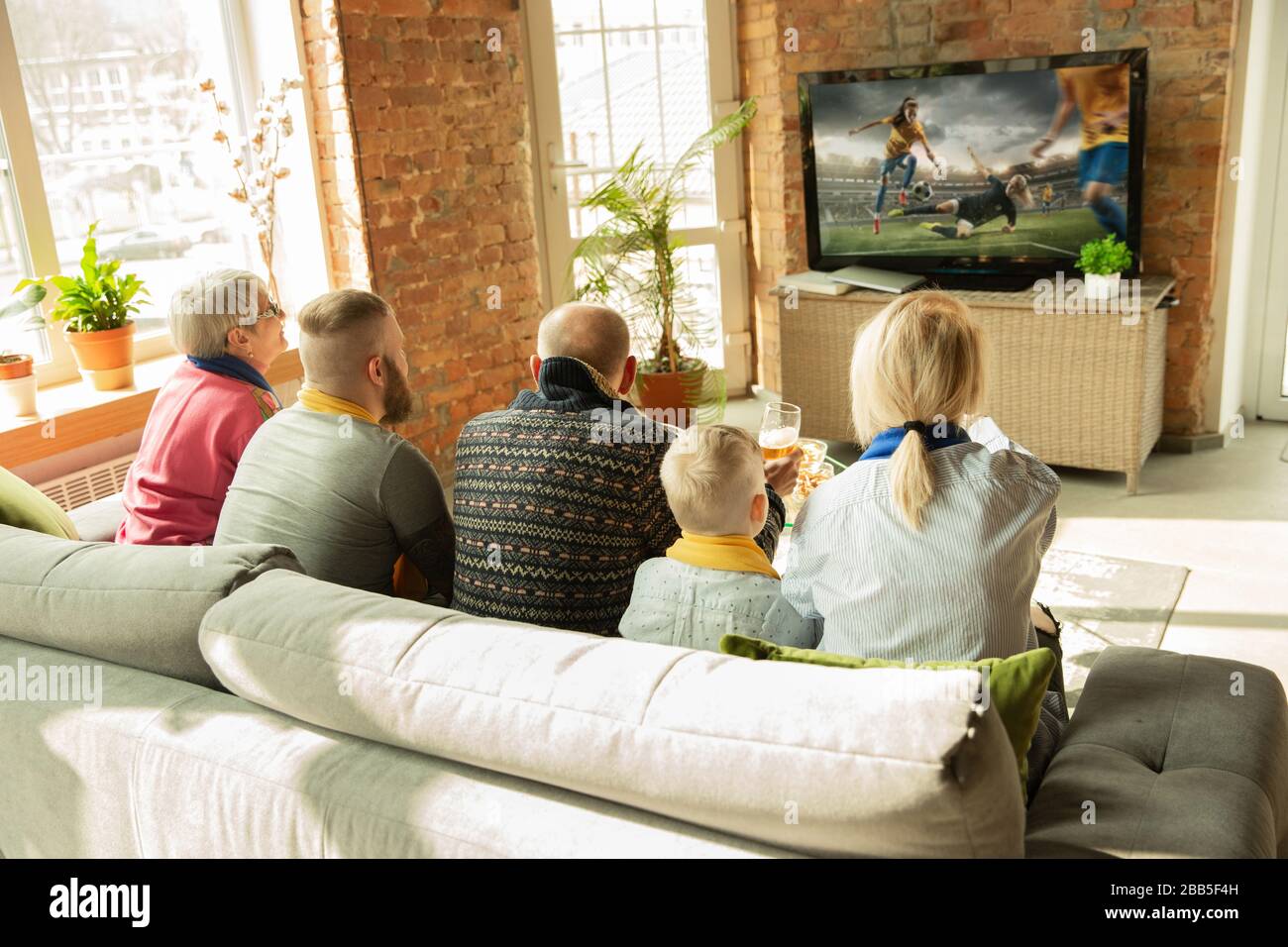 Female hockey fan cheering hi-res stock photography and images - Alamy