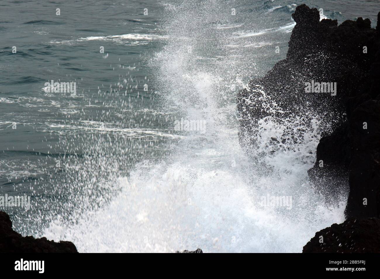 Small waves crashing on rocks hi-res stock photography and images - Alamy