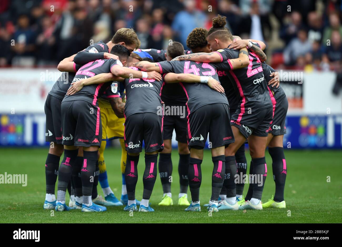 Leeds United players in a huddle Stock Photo - Alamy