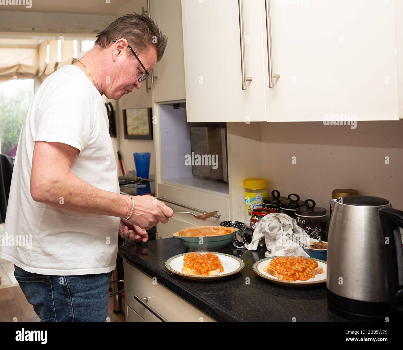 Man serves baked beans on toast hi-res stock photography and images - Alamy