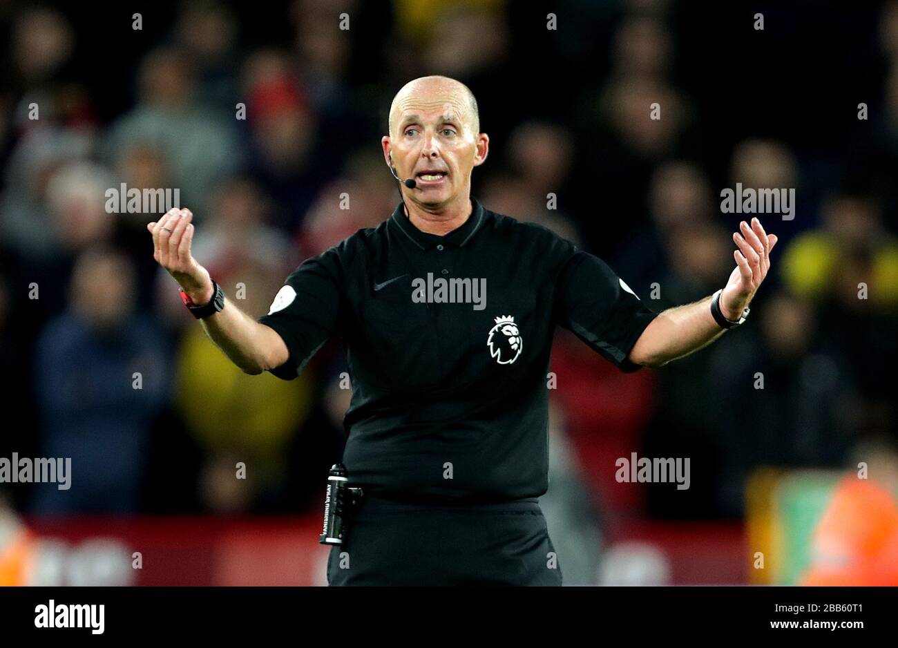 Match referee mike dean hi-res stock photography and images - Alamy