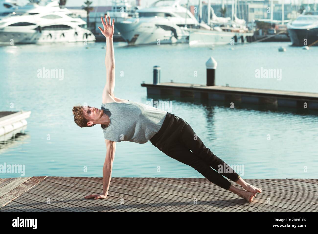 Pose lateral hi-res stock photography and images - Alamy