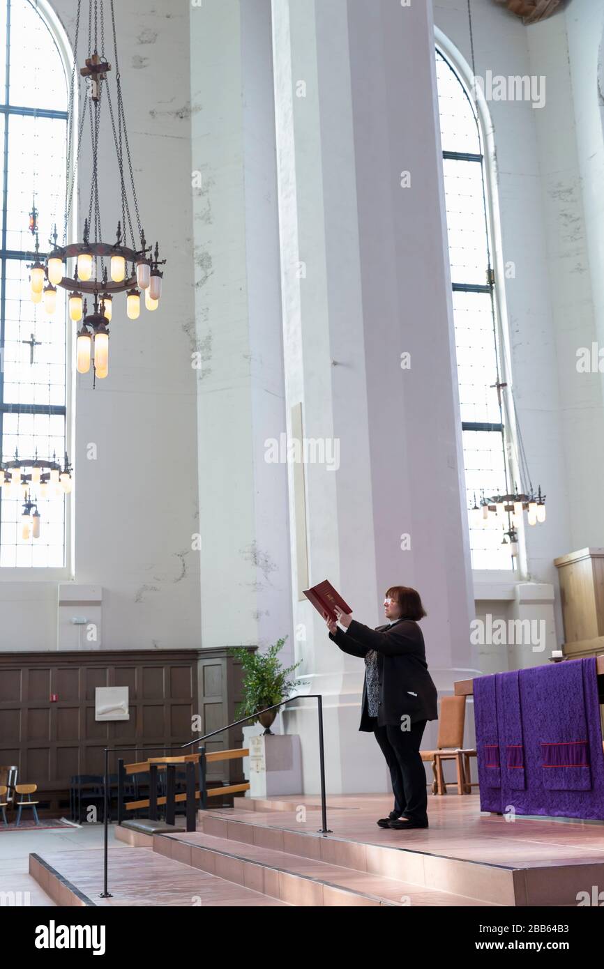 Female reverend hi-res stock photography and images - Alamy