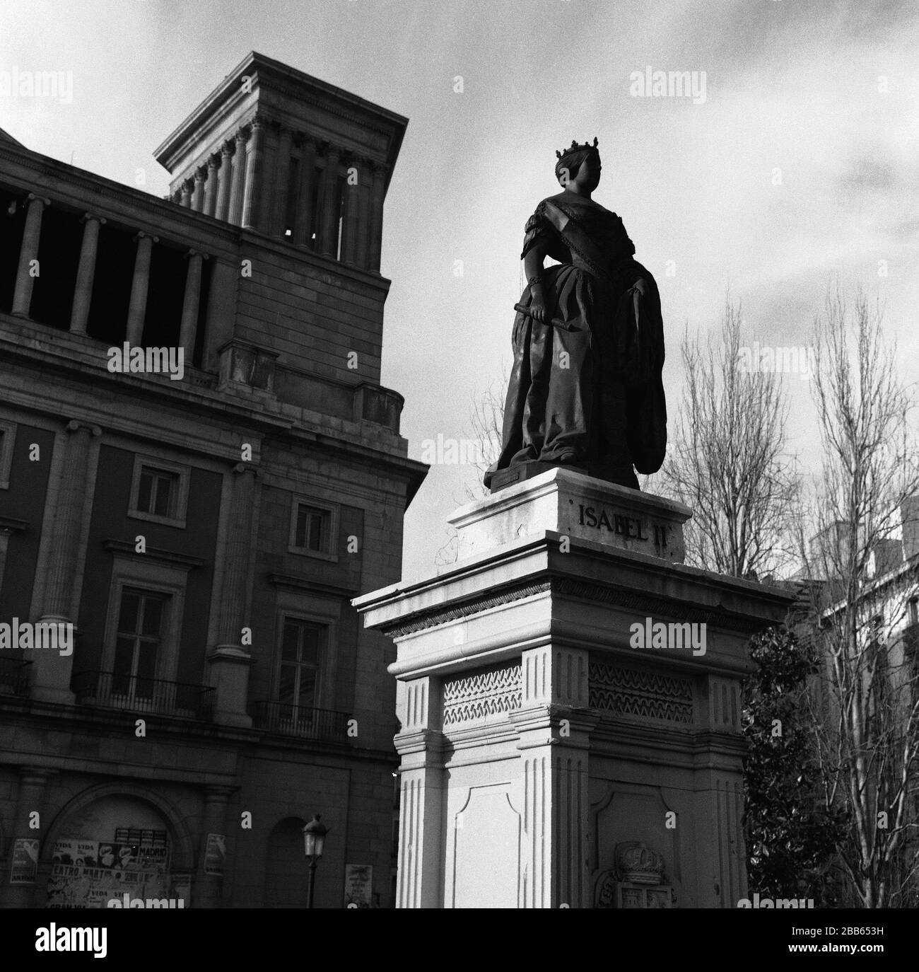 ESTATUA DE ISABEL II EN LA PLAZA QUE LLEVA SU NOMBRE JUNTO AL TEATRO ...