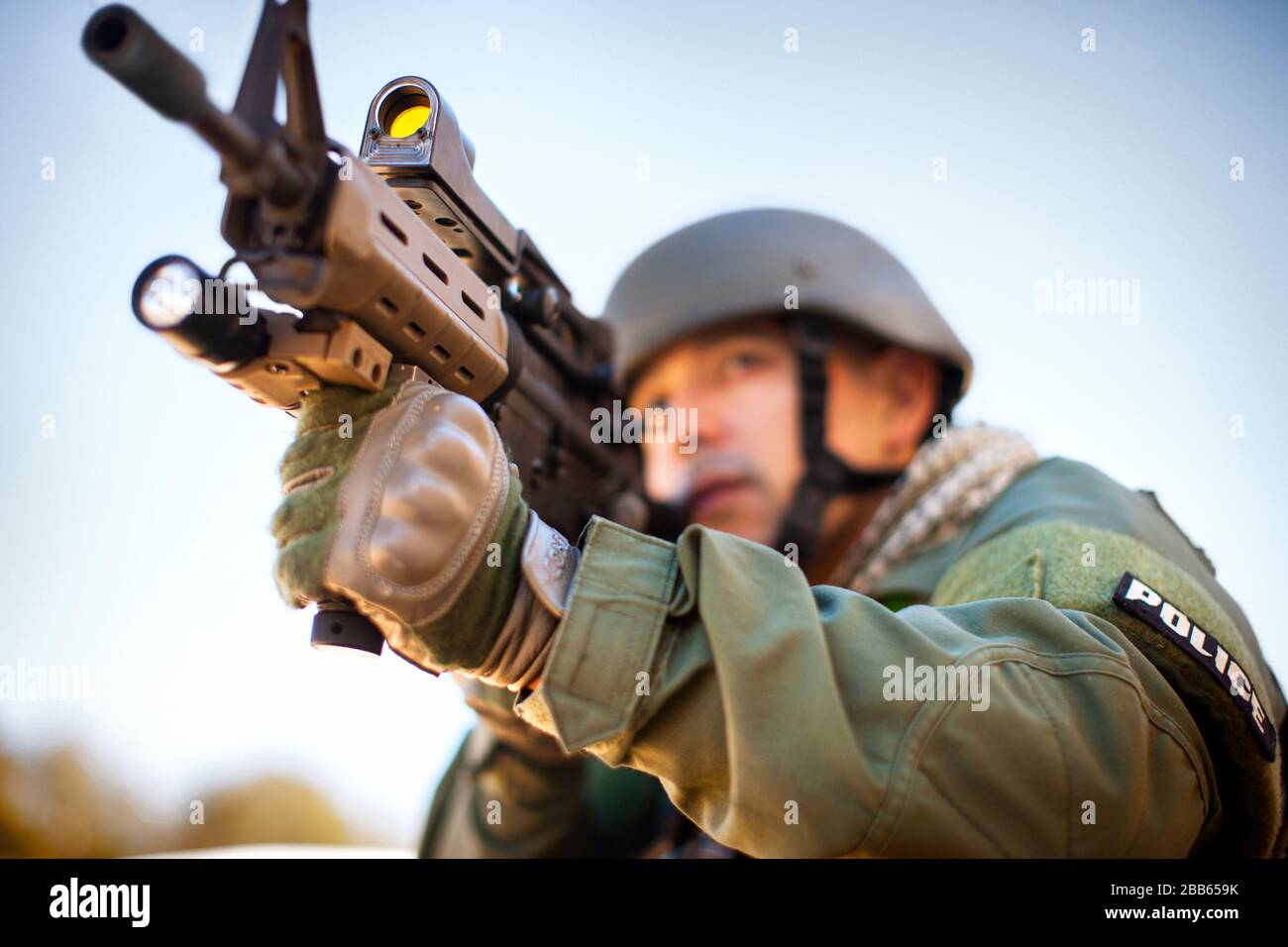 Soldiers pointing guns hi-res stock photography and images - Alamy
