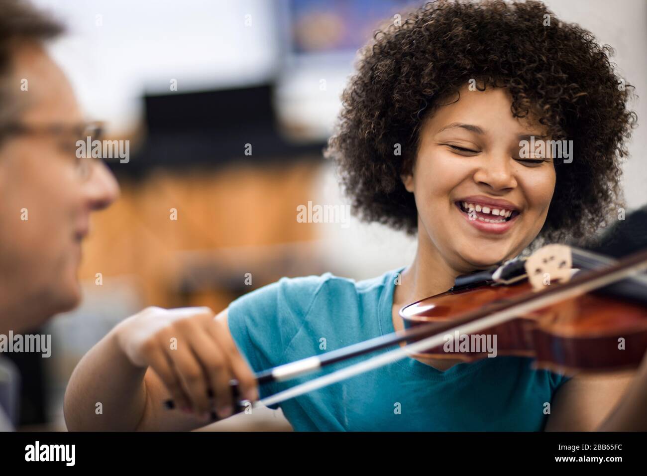 Teenage girl learning to play violin Stock Photo - Alamy