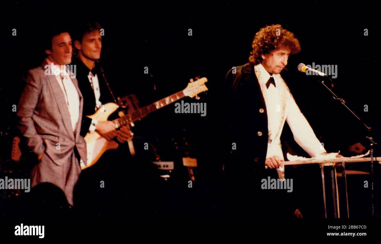 Bob Dylan Inducted to the Hall Of Fame by Bruce Springsteen 1/20/88 ...