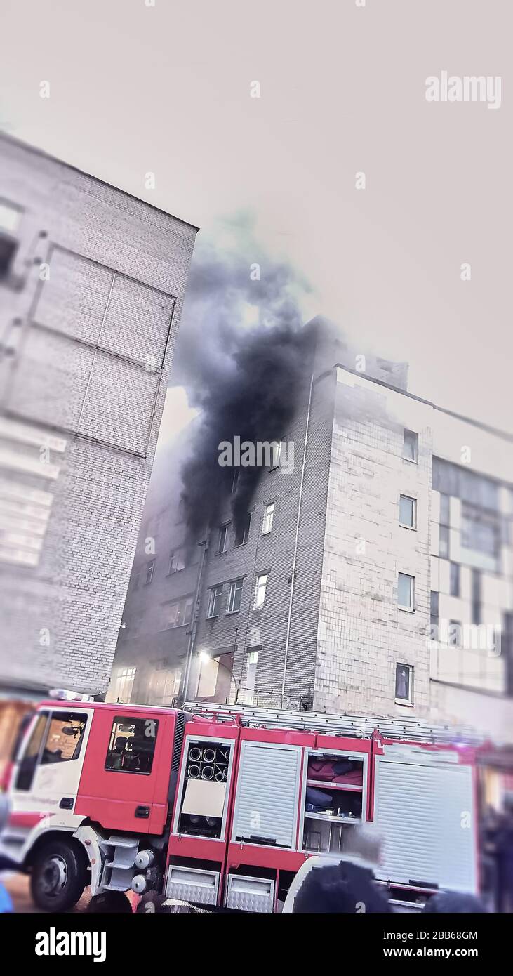 fire in the building on the third and fourth floor, the fire brigade ...