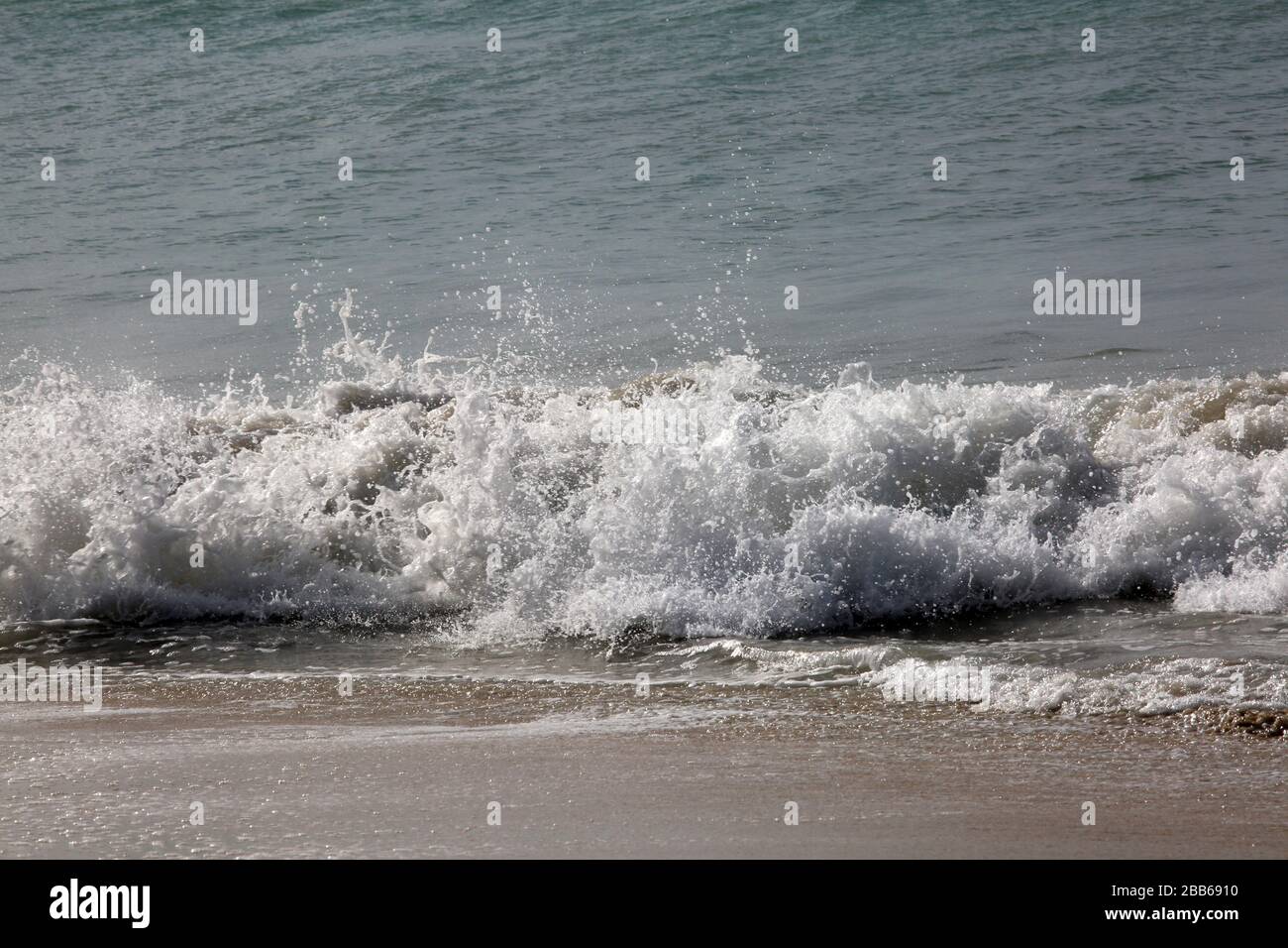 Breaking waves beach hi-res stock photography and images - Alamy