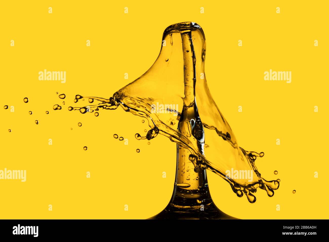 Long water splash hi-res stock photography and images - Alamy