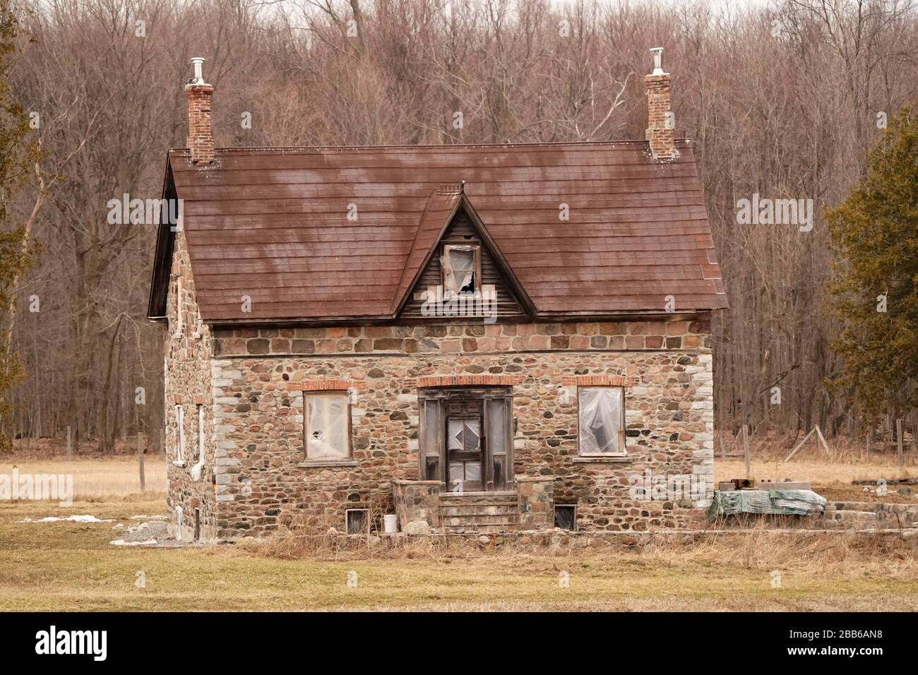 Derelict house on farmland Stock Photo - Alamy