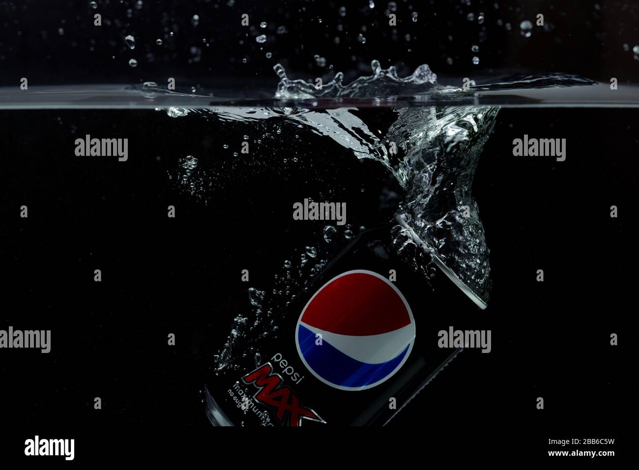 Close up view of can falling in water. Pepsi Cola Stock Photo - Alamy