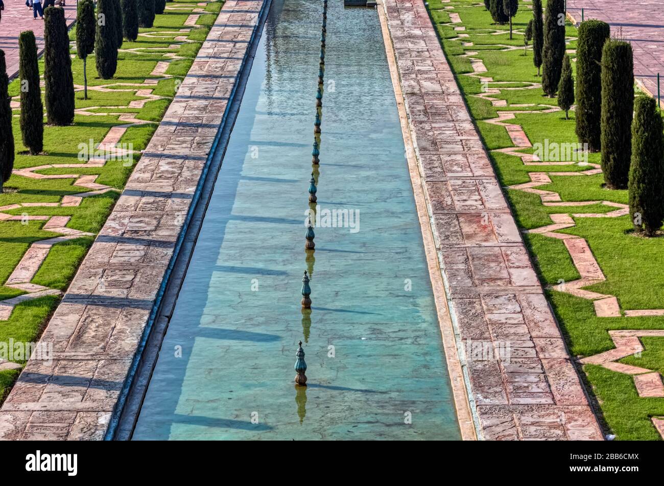 Pool in front of The Famous Taj Mahal, India Stock Photo - Alamy