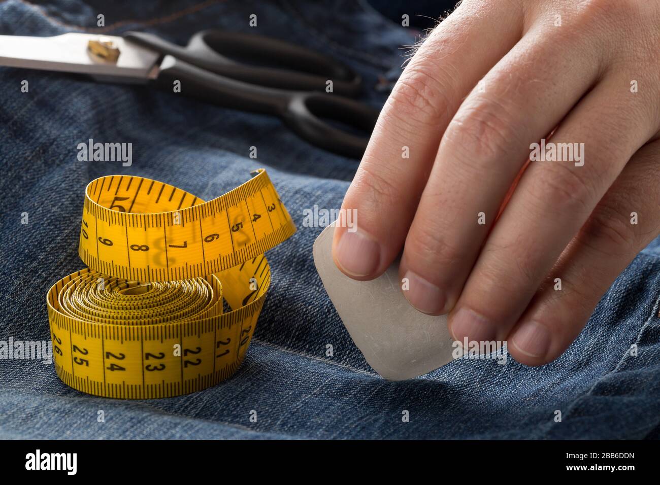Tailor marking the thread hi-res stock photography and images - Alamy